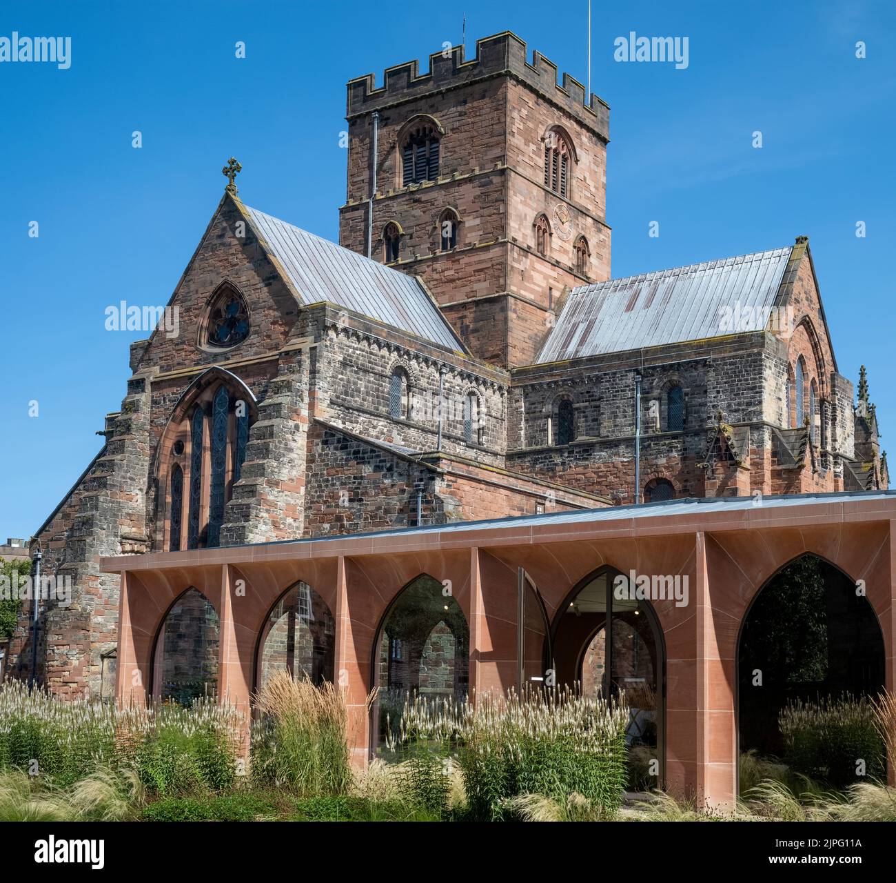 The harmonious presence of a modern building beneath the southern and ...