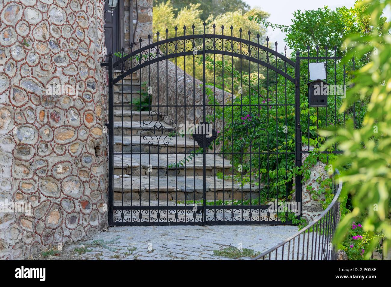 Cobblestone gate gates hi-res stock photography and images - Alamy