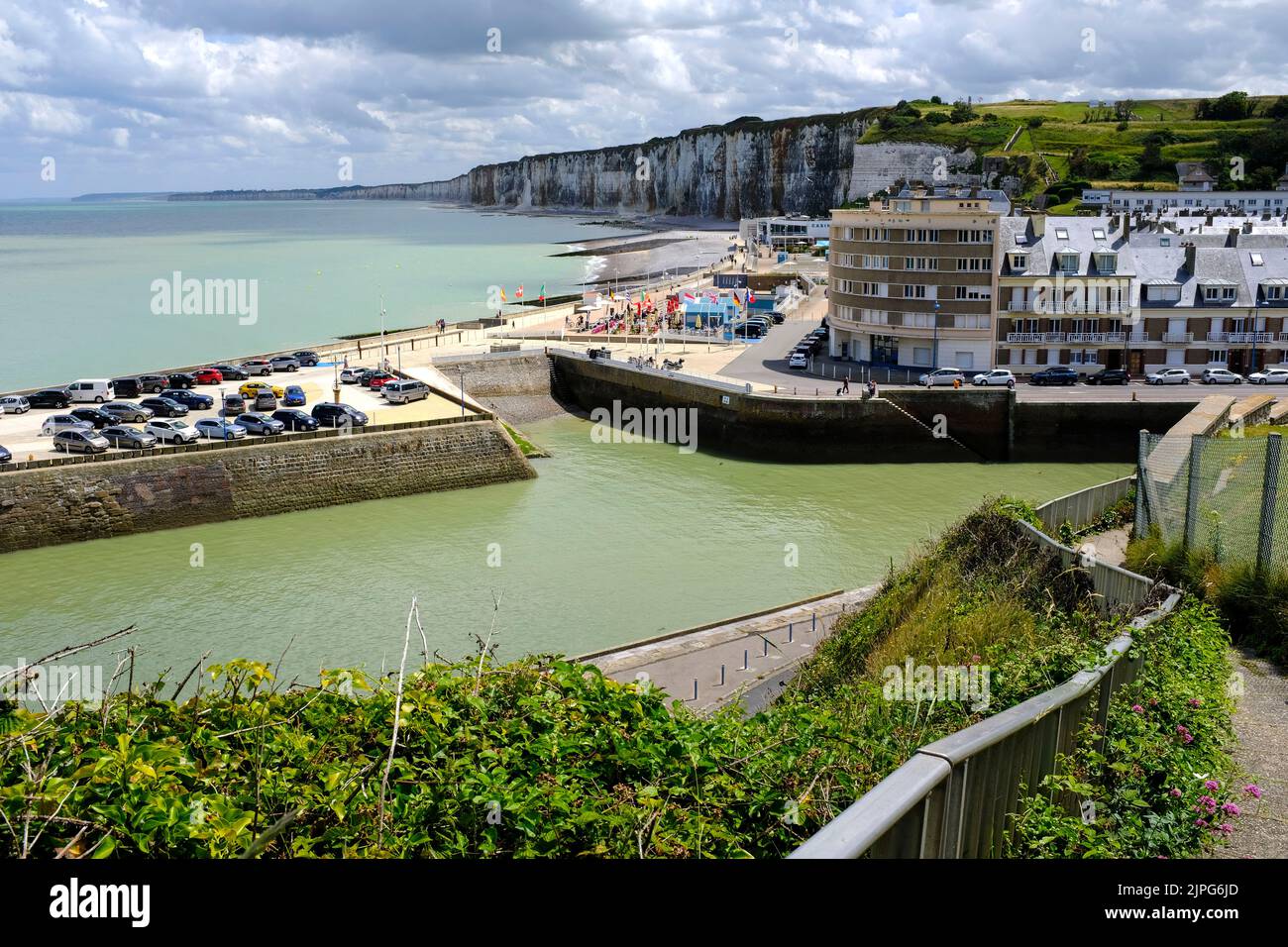 Frankreich, Saint-Valery-en-Caux, 26.06.2022: Blick auf Hafeneinfahrt ...