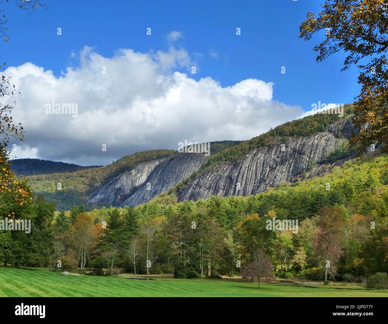 The beautiful view of the green vale with mountains. Lonesome Valley ...