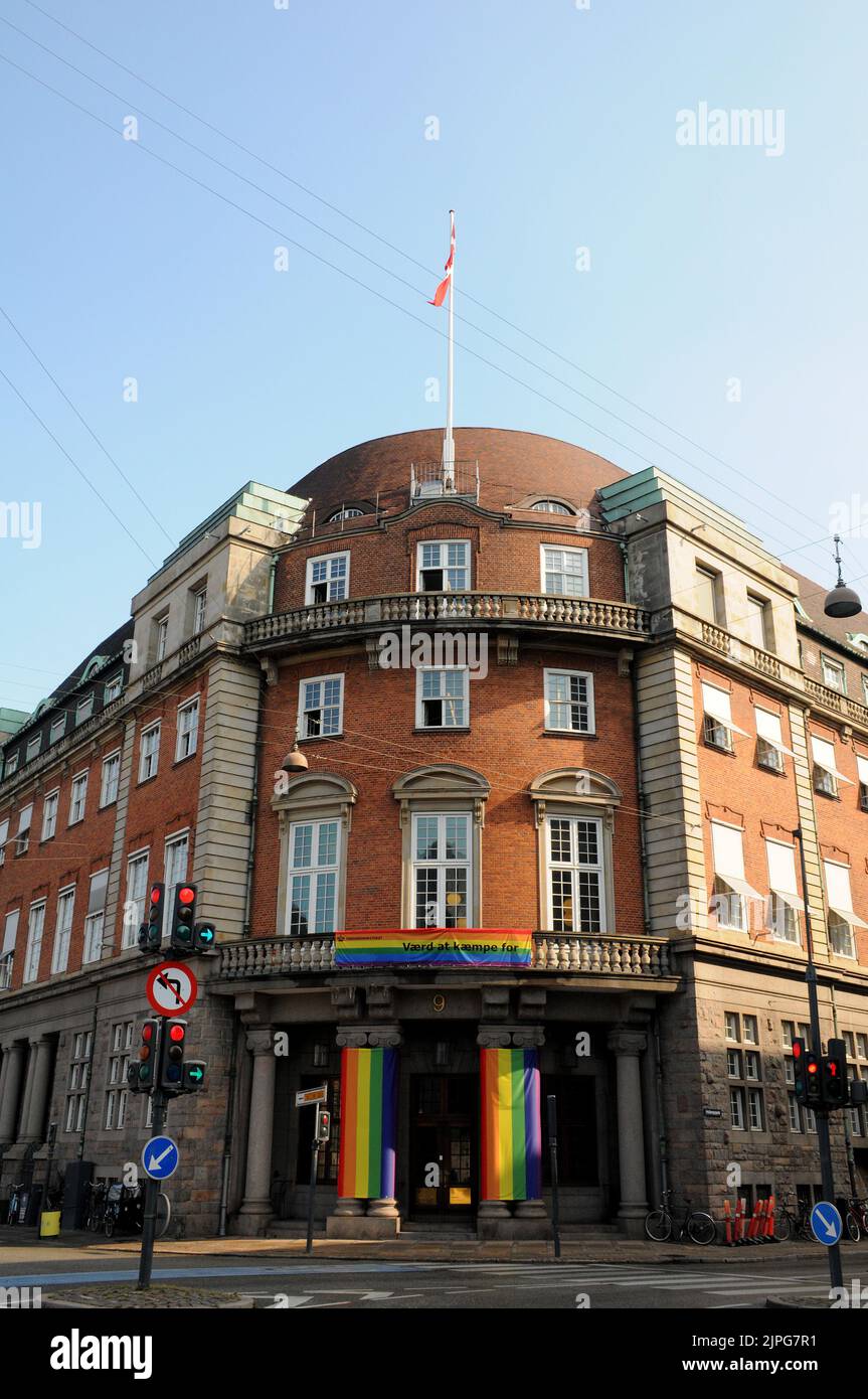 Ministry of defence building rainbow hi-res stock photography and ...