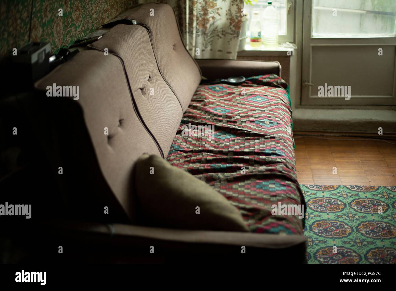 Abandoned living room sofa hi-res stock photography and images - Alamy