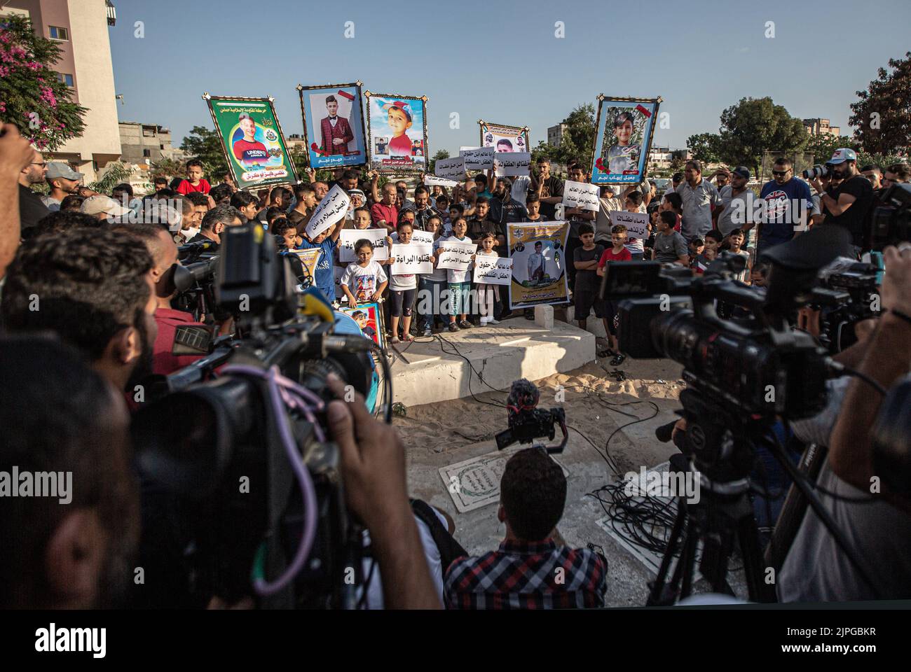 Fallujah cemetery hi-res stock photography and images - Alamy