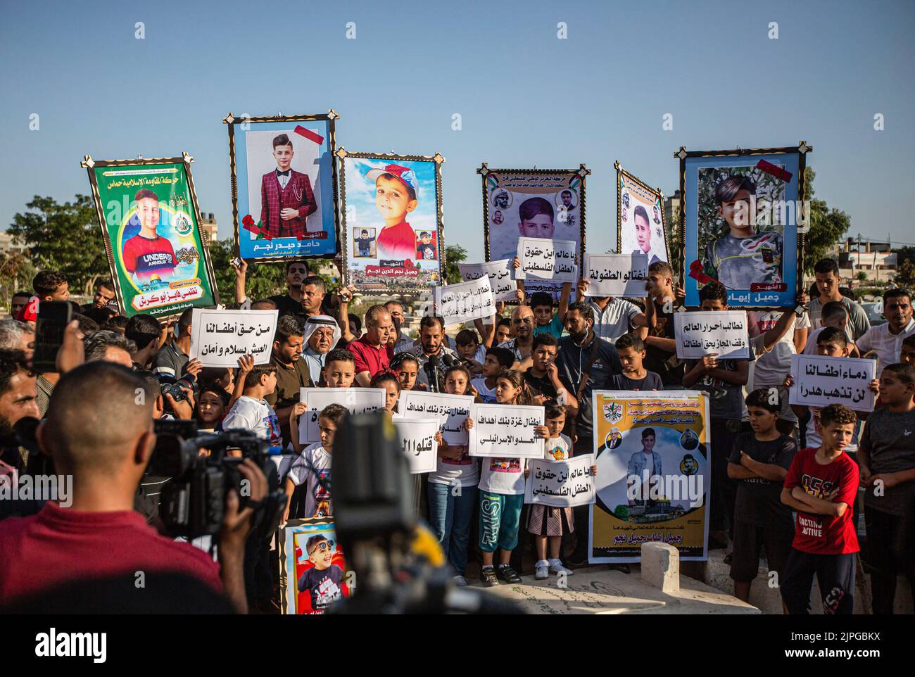 Fallujah cemetery hi-res stock photography and images - Alamy