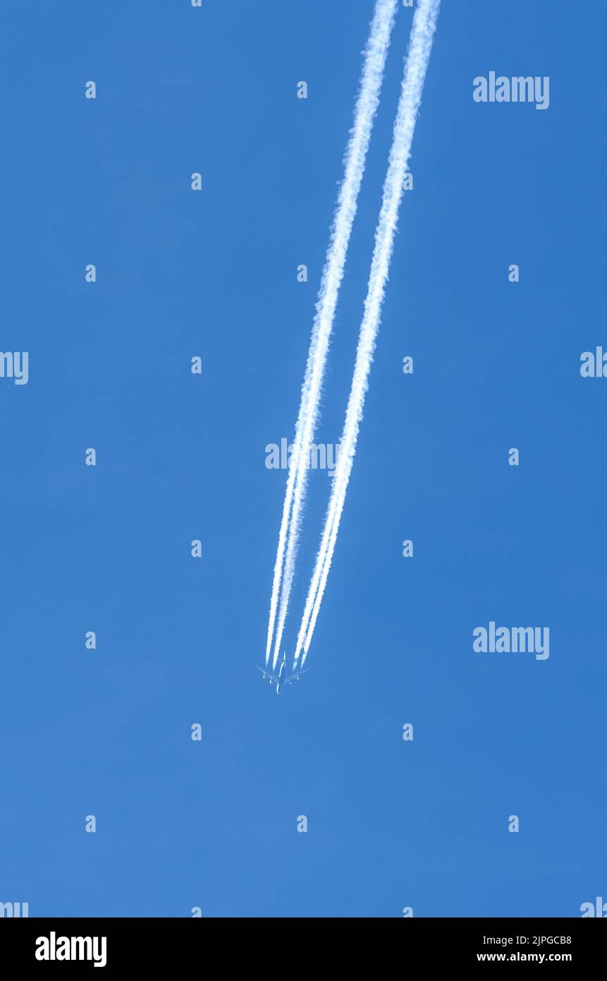 747 flying overhead jet hi-res stock photography and images - Alamy
