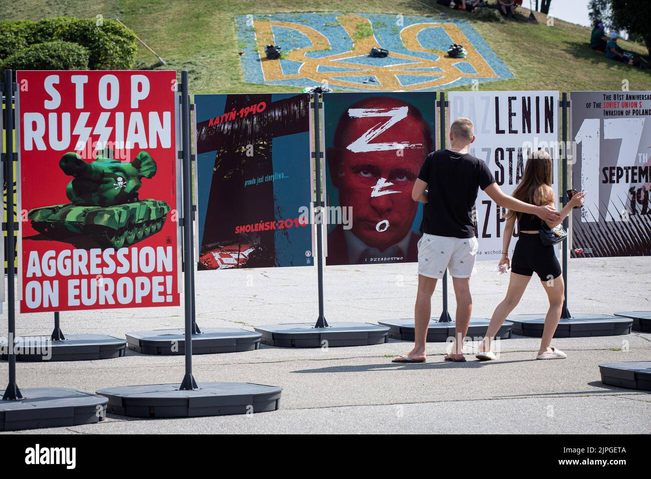 Kyiv, Ukraine. 17th Aug, 2022. People look at a poster with the ...