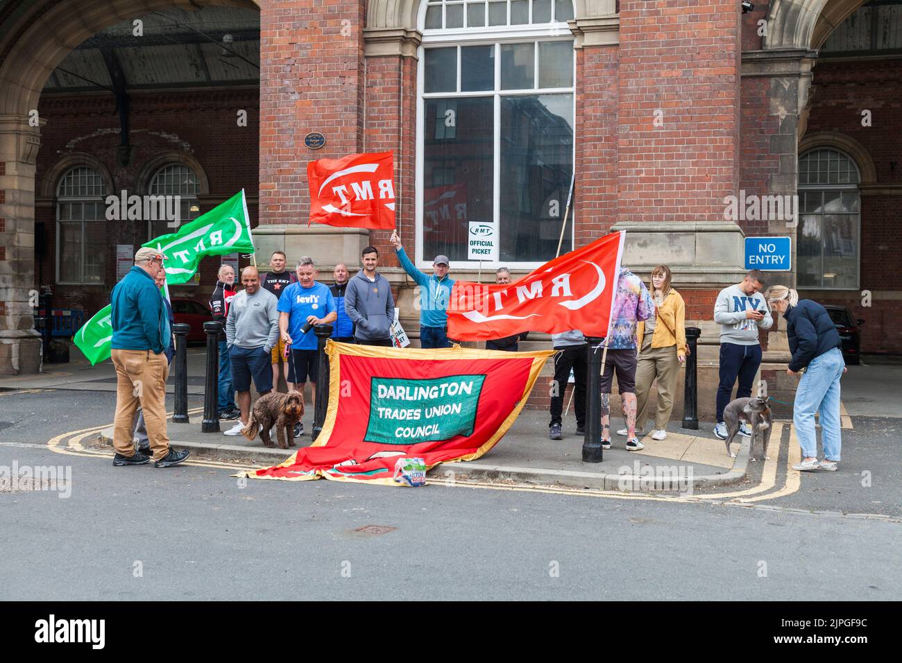 Darlington,UK.18th August 2022.Striking RMT rail workers on a picket ...