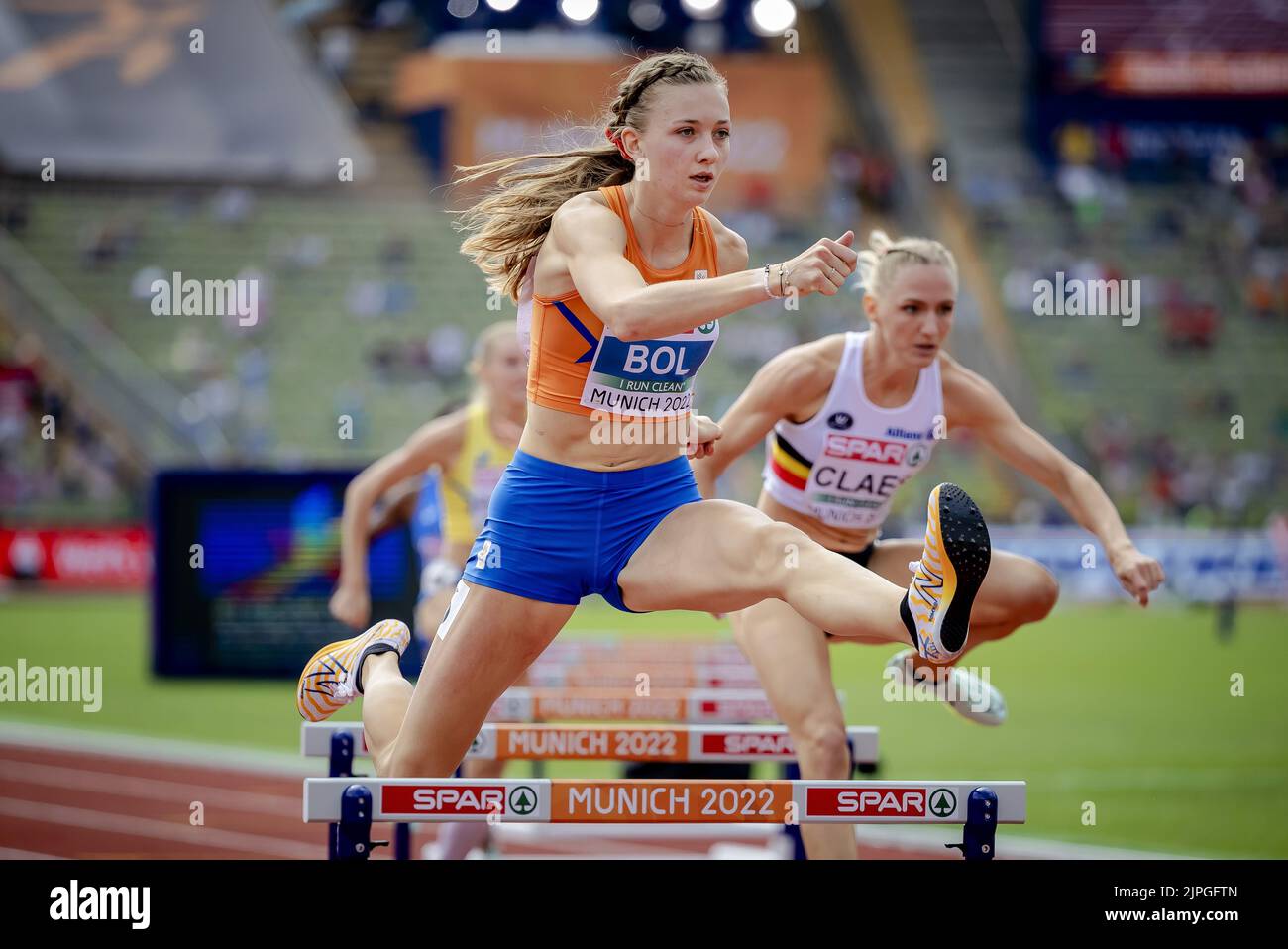 MUNCHEN - Femke Bol in action during the 400 meter hurdles on the ...