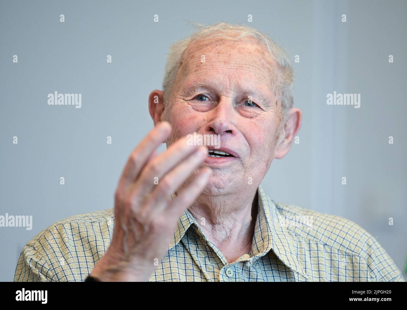 18 August 2022, Baden-Wuerttemberg, Stuttgart: Contemporary witness ...