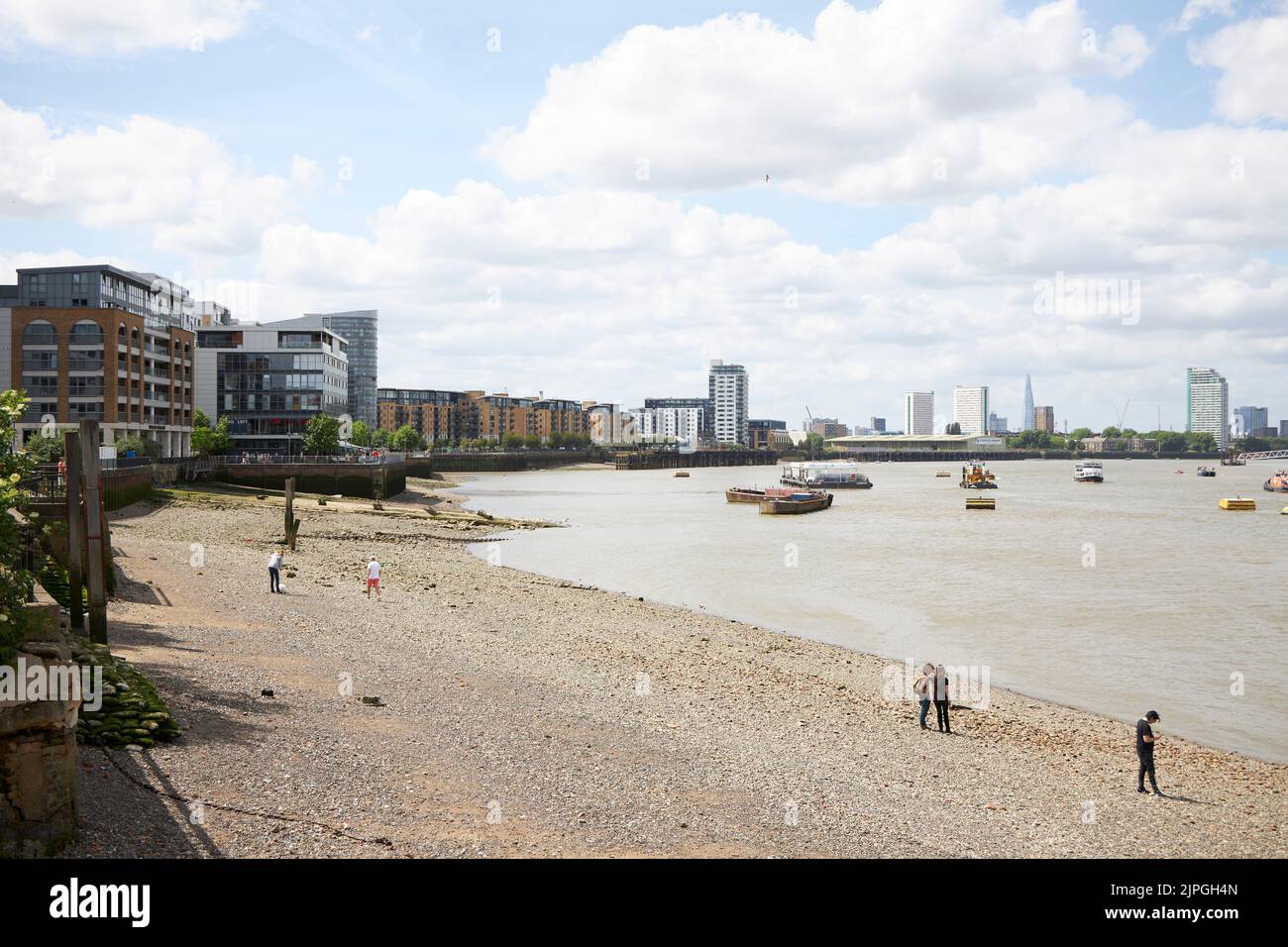 London viewed from across the Thames at Greenwich at low tide, showing ...
