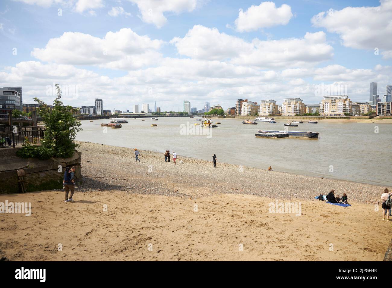 London viewed from across the Thames at Greenwich at low tide, showing ...