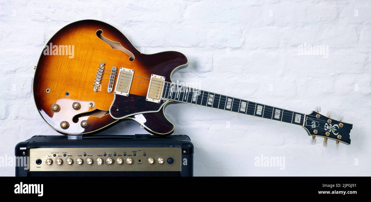 amplifiers, e guitar, amplifier Stock Photo - Alamy