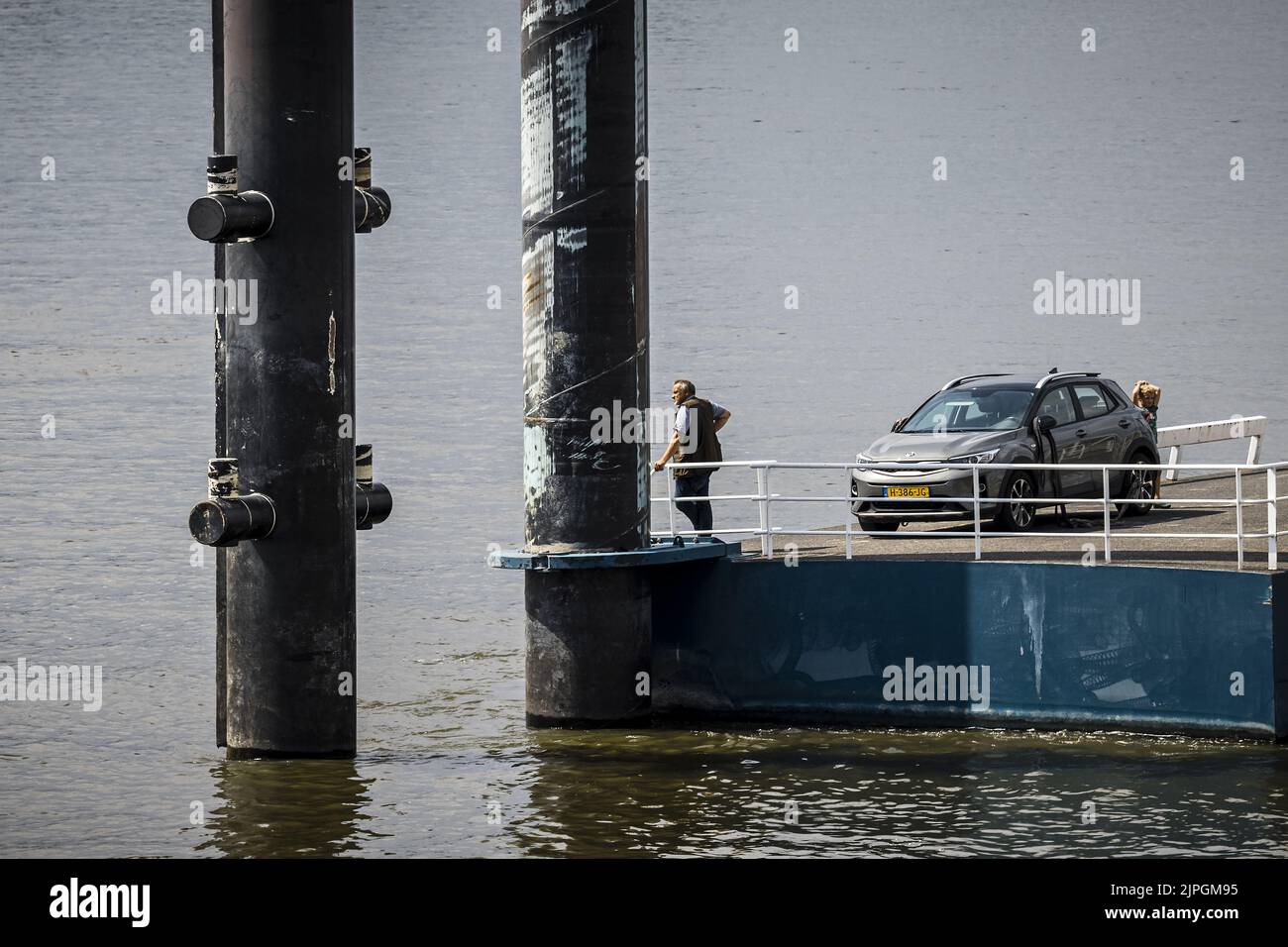 2022-08-18 13:50:18 LOBITH - A ship that has run dry in the Rhine. The ...