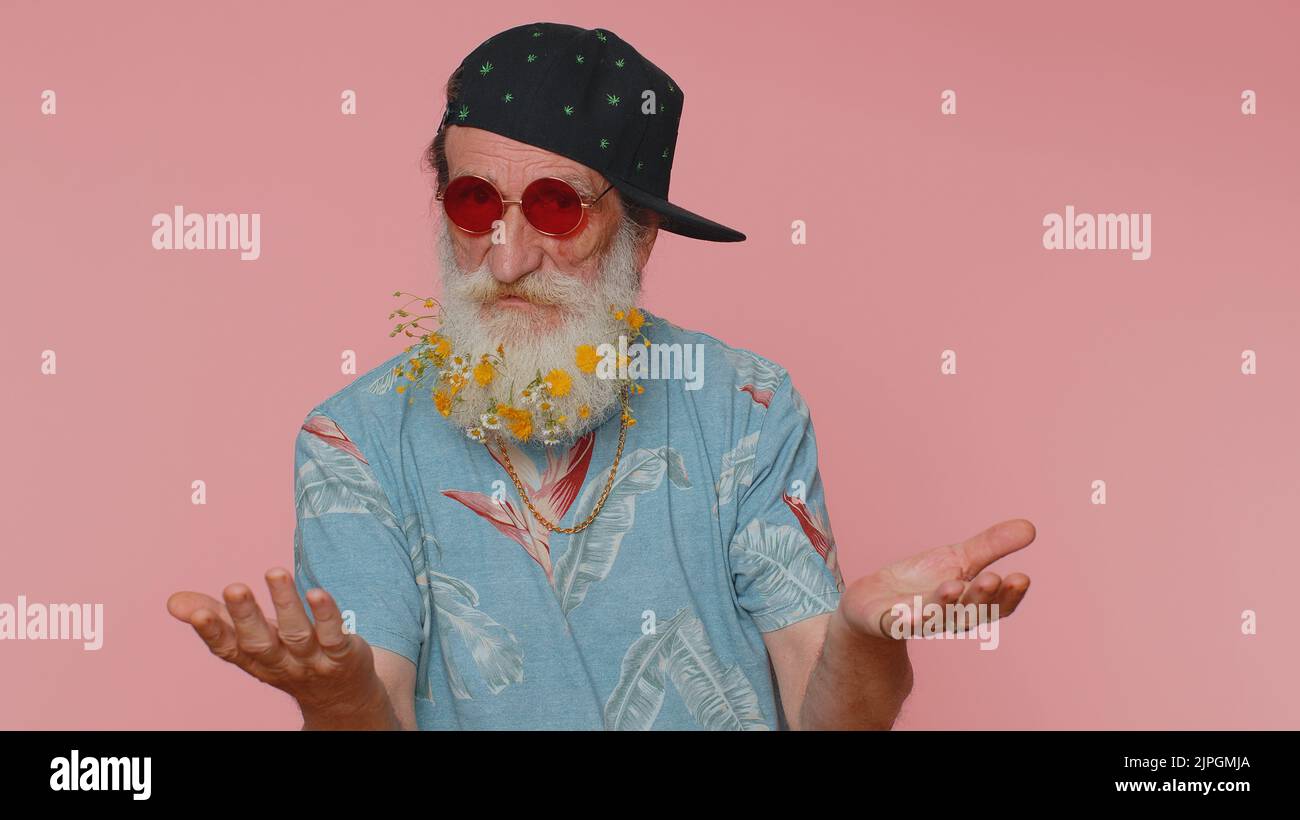 Portrait of cheerful stylish elderly man wearing sunglasses, charming ...