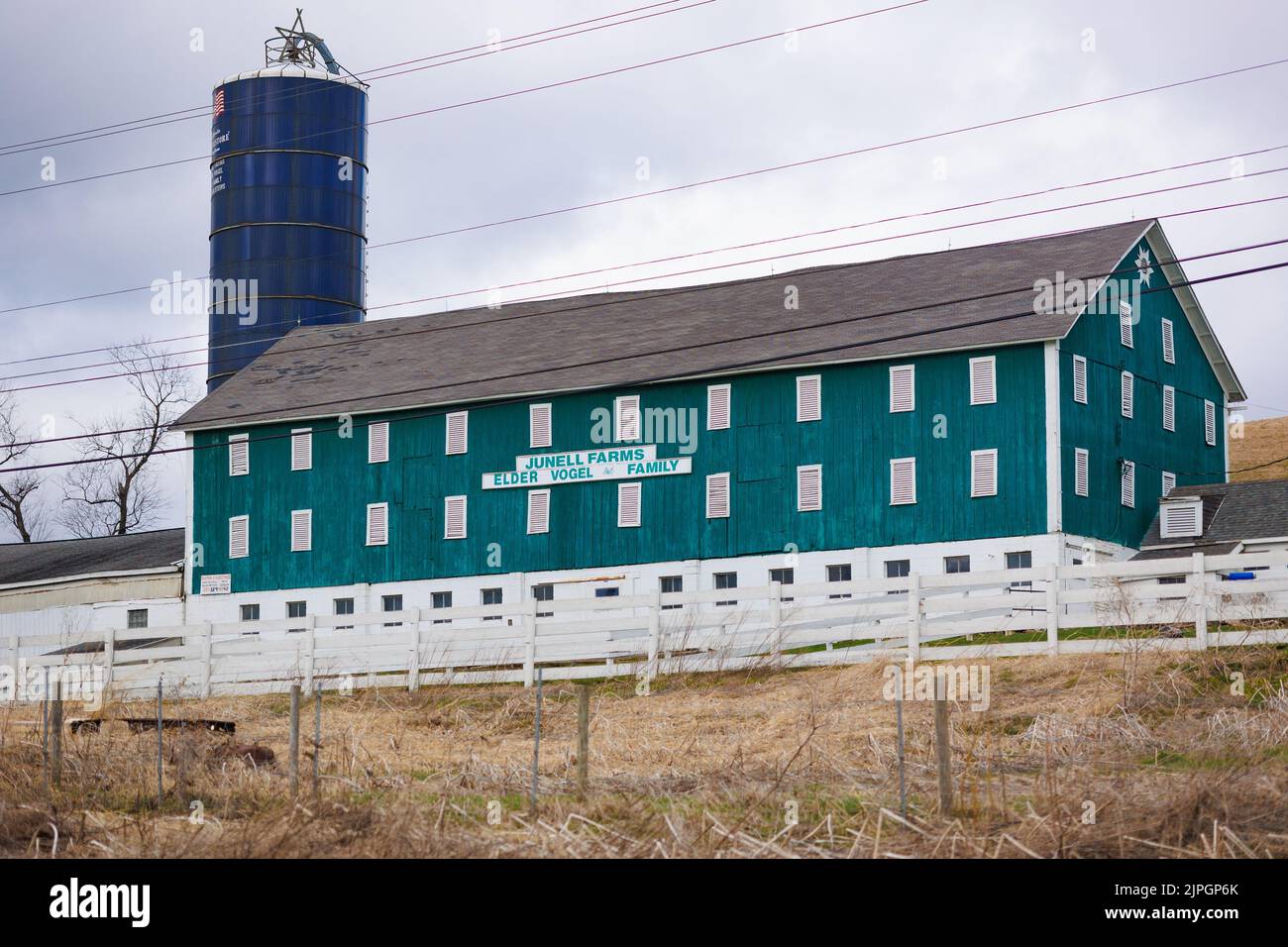 Green field with barn hi-res stock photography and images - Alamy