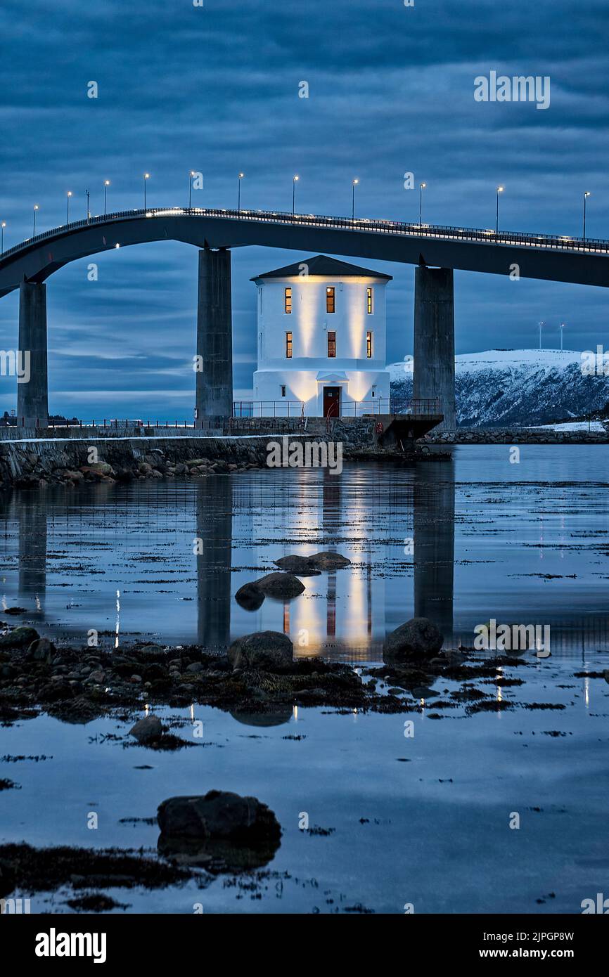 Lepsøyrevet lighthouse with Lepsøy bridge in the background, Haramsøya ...