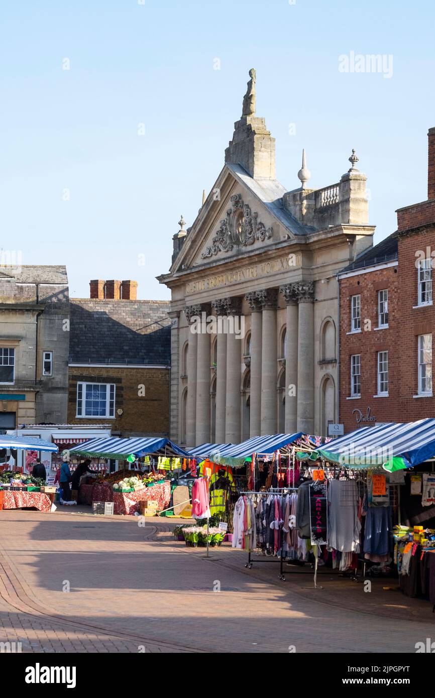 Market in town square Banbury Oxfordshire Stock Photo - Alamy