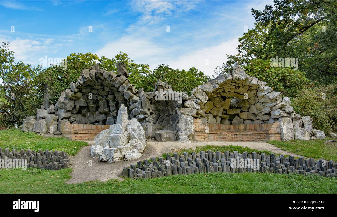 grotto, azaleen- und rhododendronpark kromlau, grottos Stock Photo - Alamy