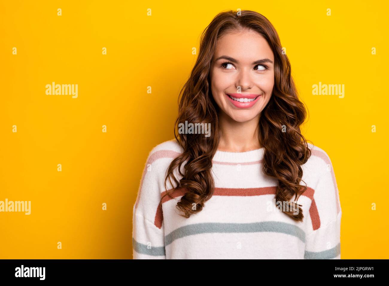 Photo of young attractive pretty gorgeous funny lady looking curious ...