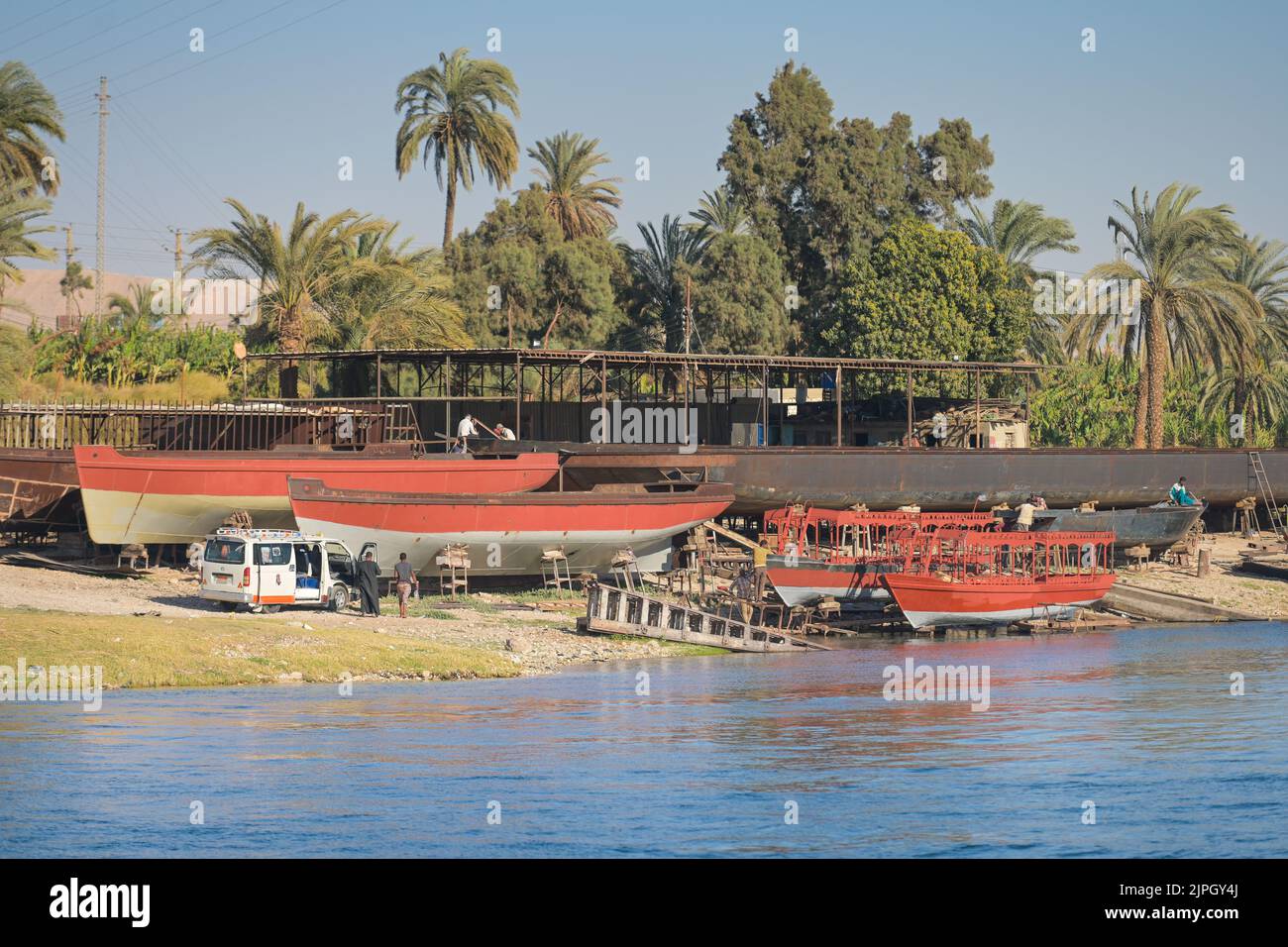 Schiffswerft am Nil zwischen Esna und Luxor, Ägypten Stock Photo - Alamy