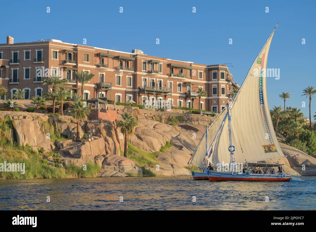 Ausflugboote auf dem Nil, Old Cataract Hotel, Assuan, Ägypten Stock ...