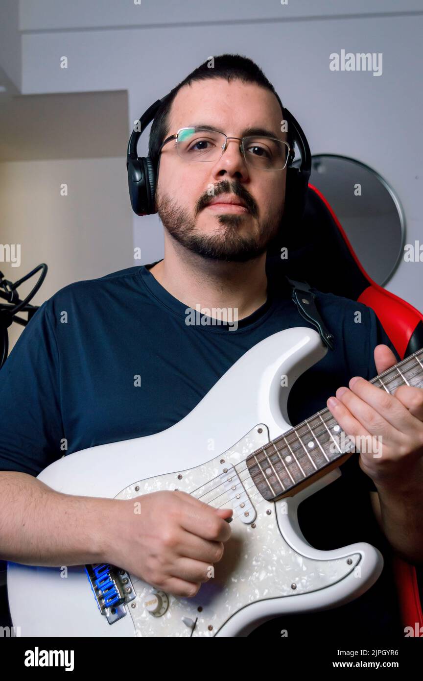 Guitarist with white beard hi-res stock photography and images - Alamy
