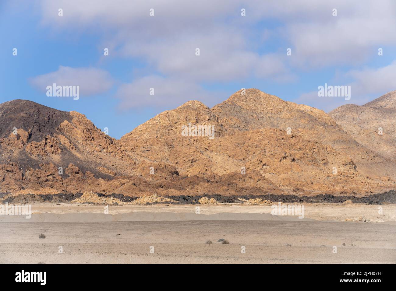 Coastal mountains of northern chile hi-res stock photography and images ...