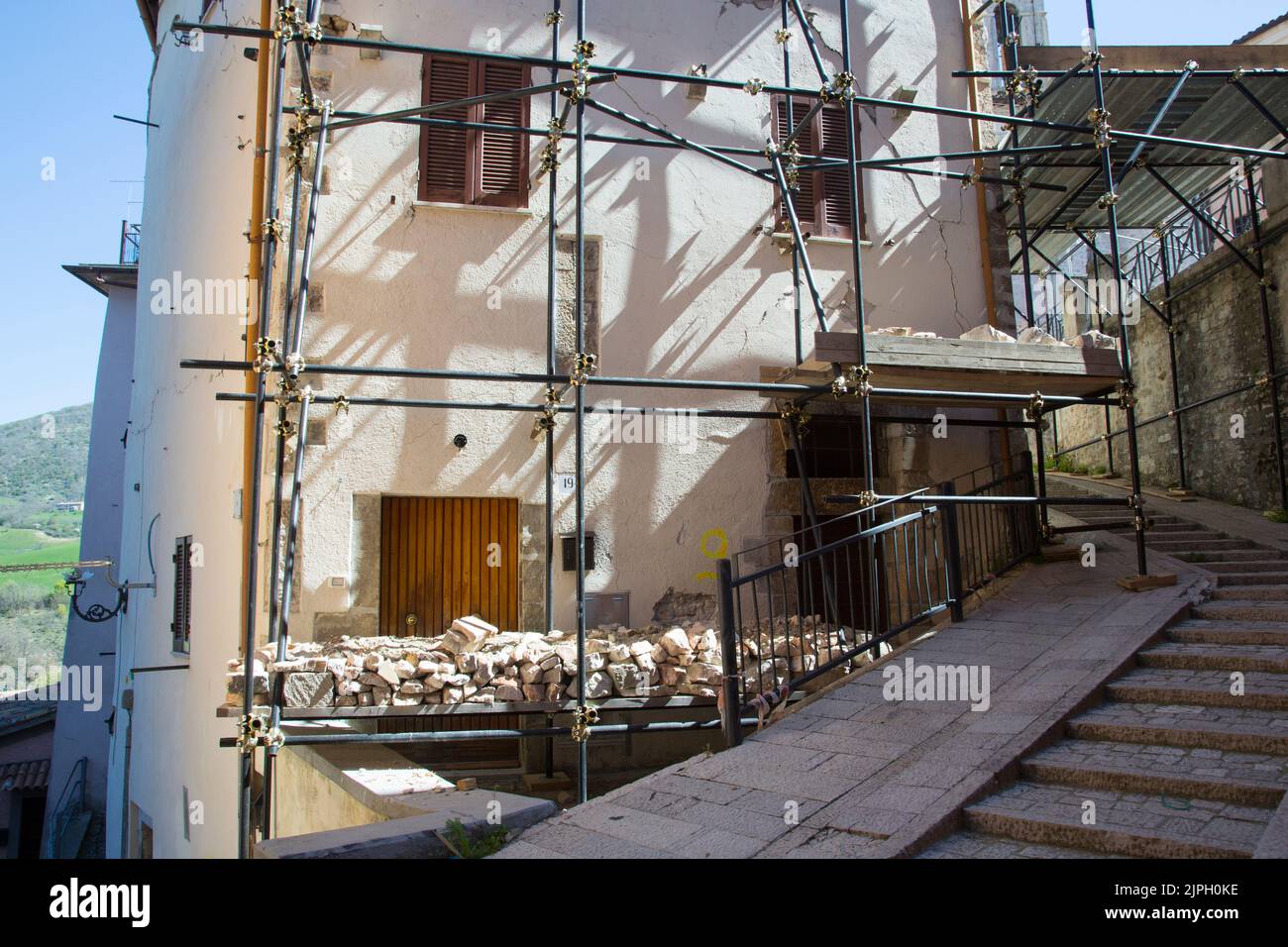 Unsafe scaffolding hi-res stock photography and images - Alamy