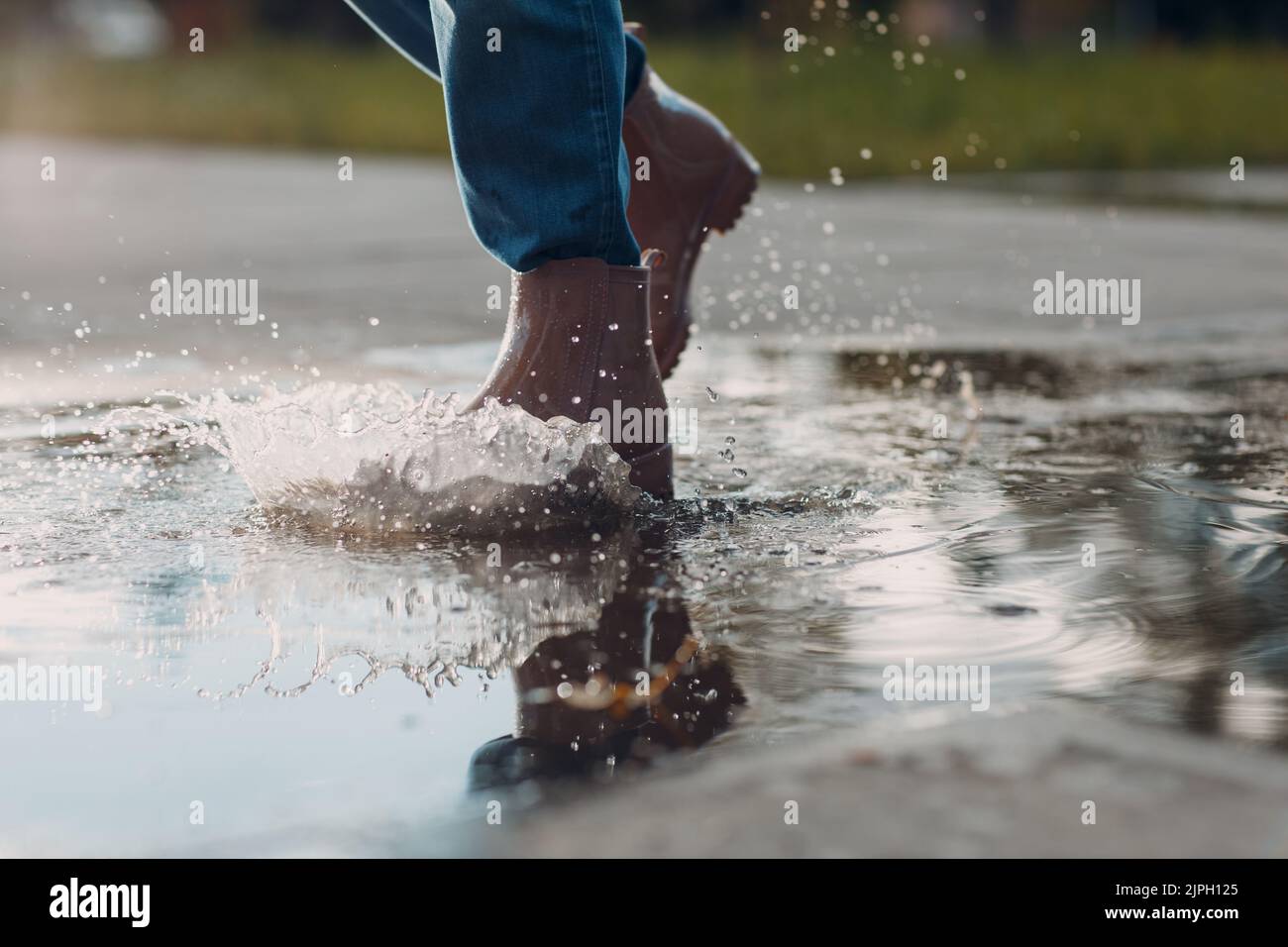 Splash pool legs hi-res stock photography and images - Alamy