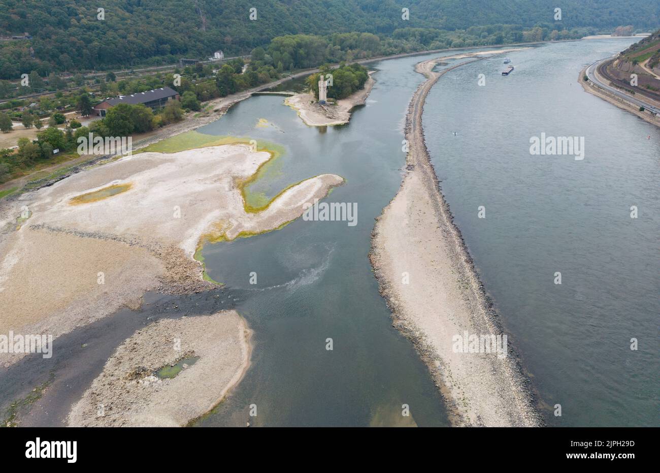 Bingen, Germany. 18th Aug, 2022. The water level of the Rhine at the ...