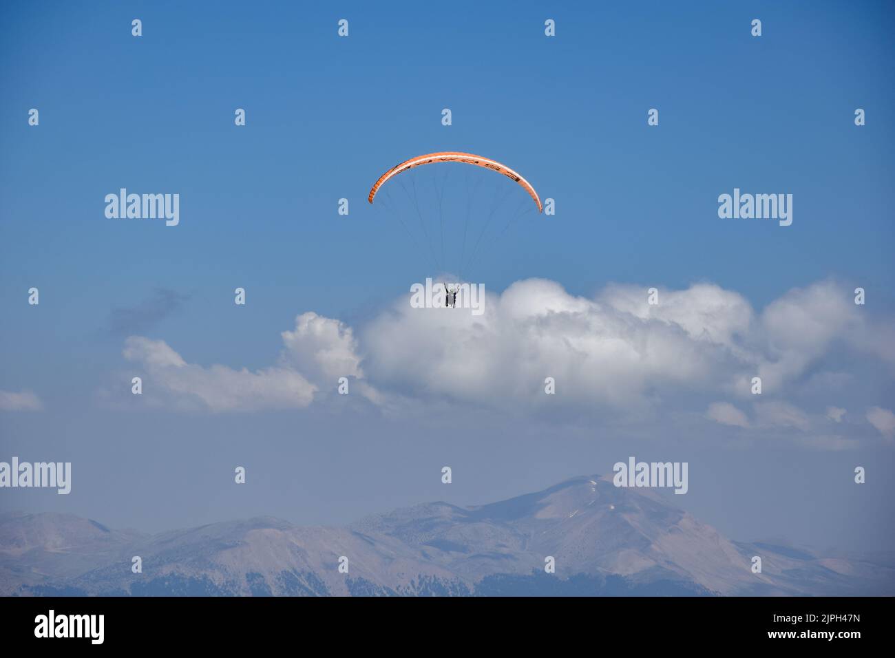 Paragliding in the city of Kemer on Mount Tathali Stock Photo - Alamy