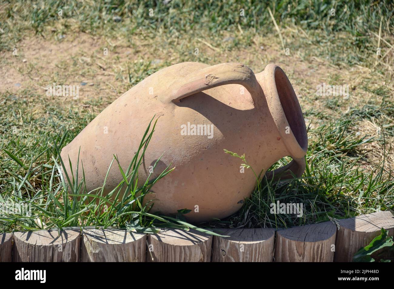 Garbage clay pot hi-res stock photography and images - Alamy