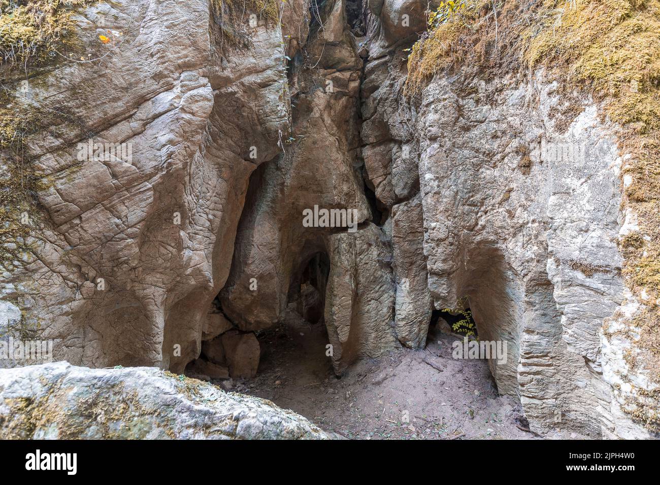 Tunnel creek caves hi-res stock photography and images - Alamy