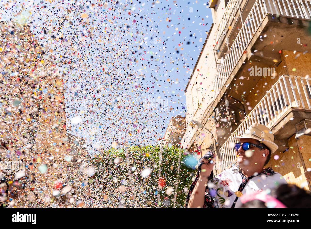 Betera, Spain. 15th Aug, 2022. A Majoral throws confetti during the day ...