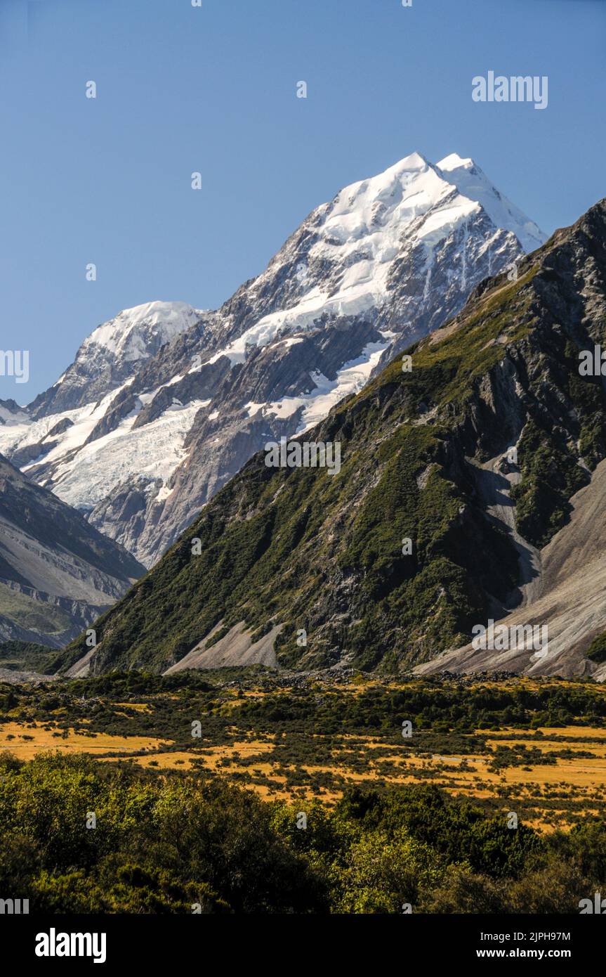 The snow-capped Aoraki/ Mt Cook in the Southern Alps on South Island in ...
