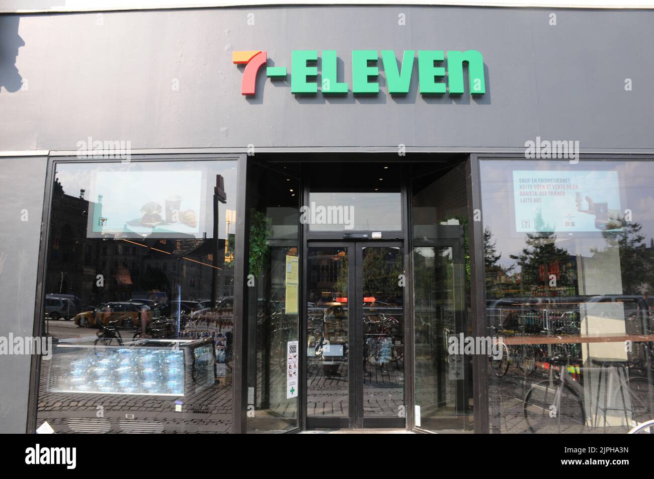 Copenhagen /Denmark/18 August 2022/ 7&Eleven chain in heart of city ...