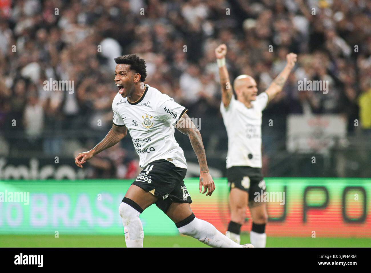 Gil do Corinthians comemora o seu gol,durante a partida entre ...