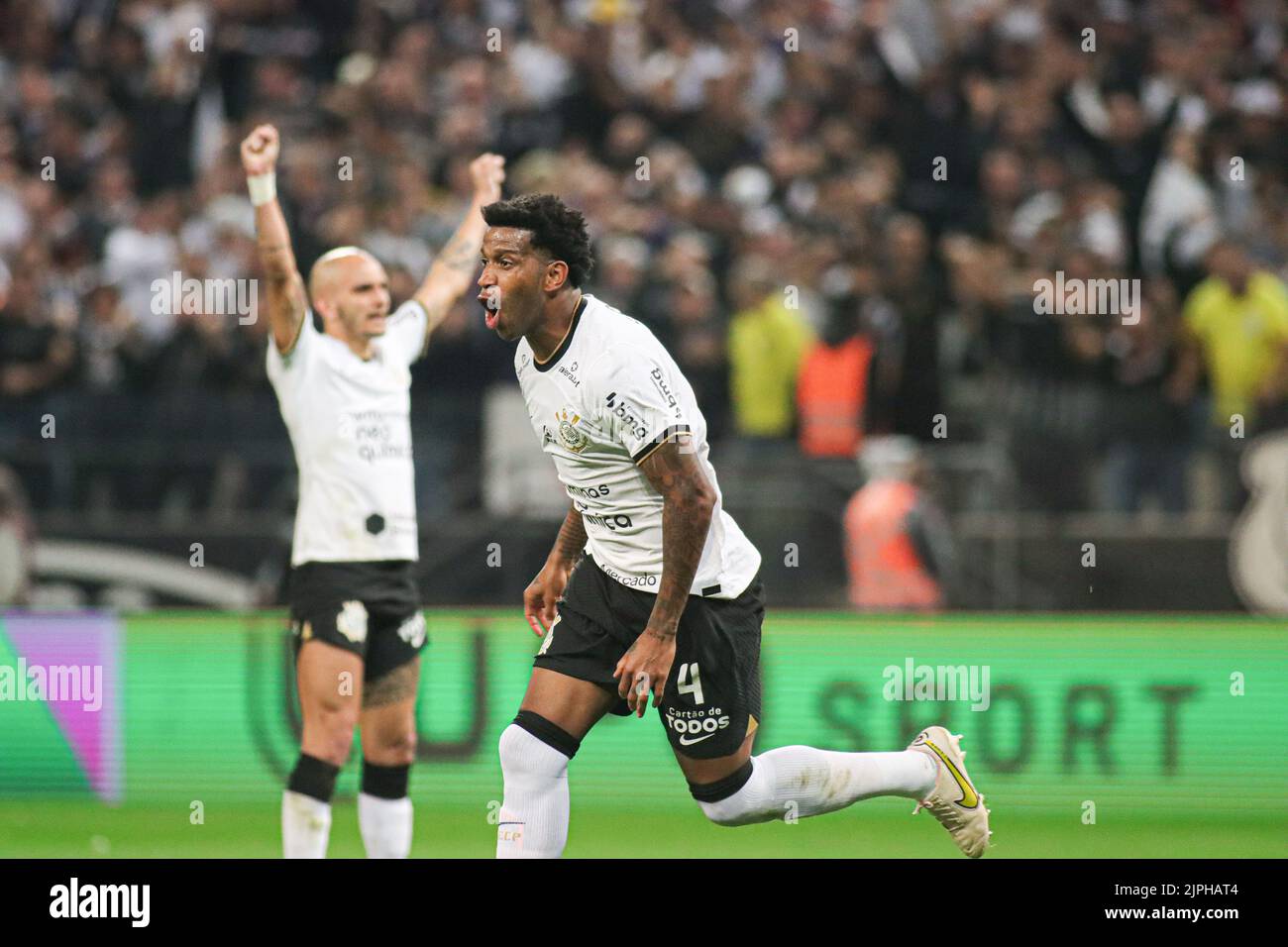 Gil do Corinthians comemora o seu gol,durante a partida entre ...