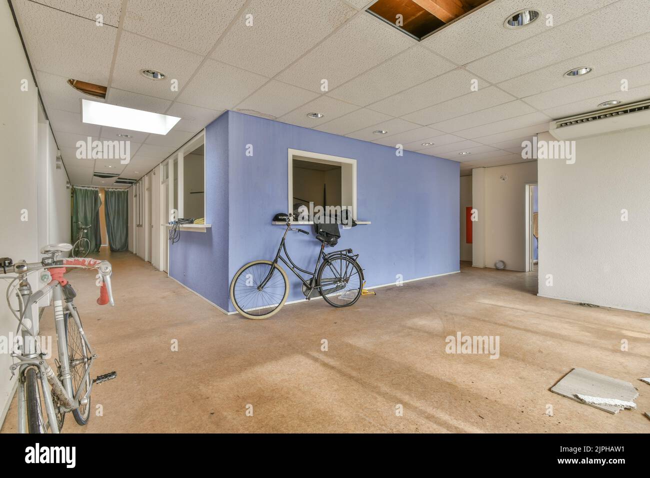 A cozy and spacious empty room in a luxury house Stock Photo - Alamy