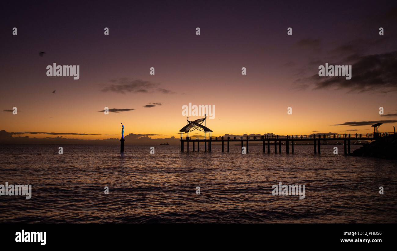 The silhouette of a pier against the beautiful sky at sunset. Strand ...