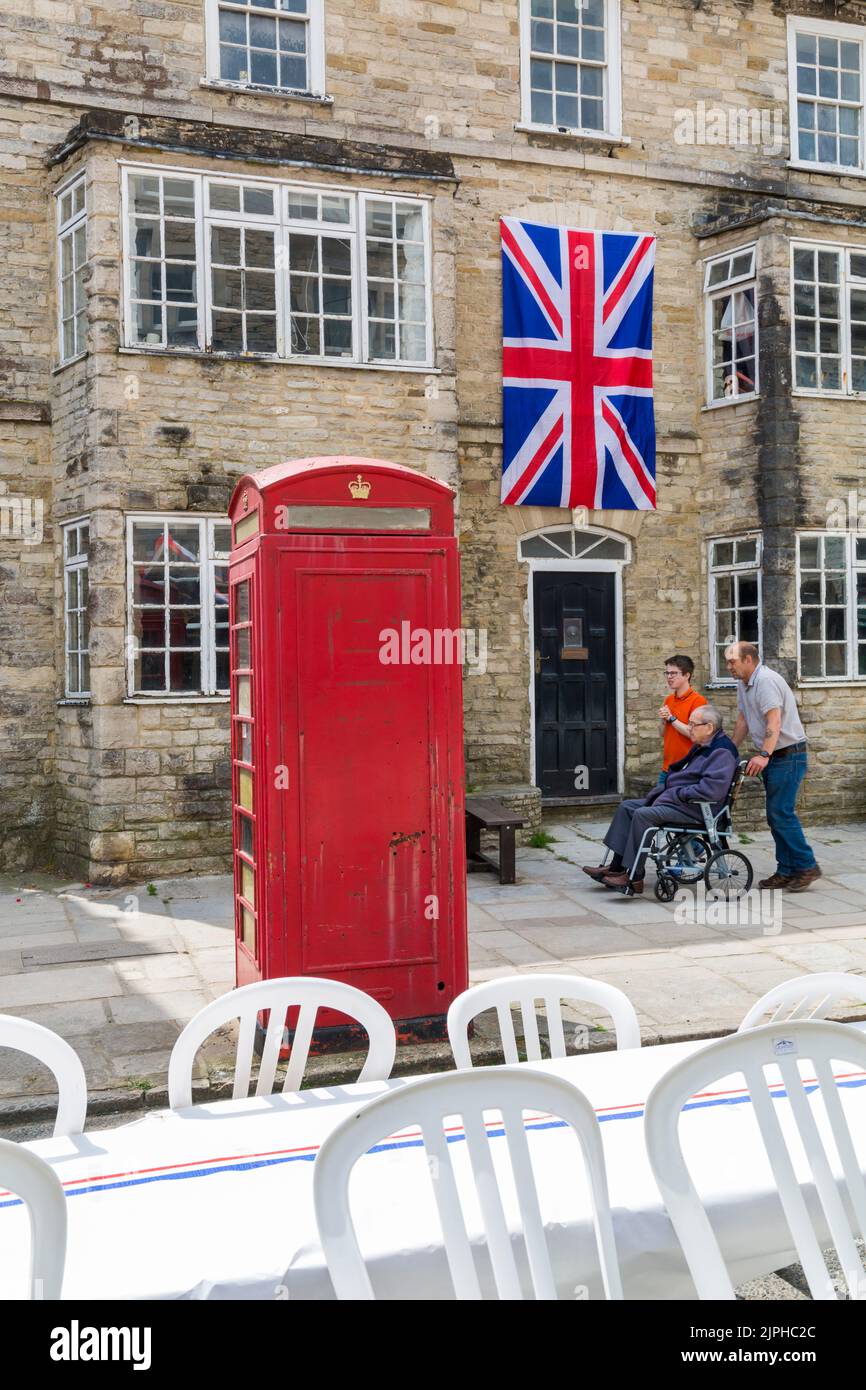 Red telephone box and Union Jack flag for the Queens Platinum Jubilee ...