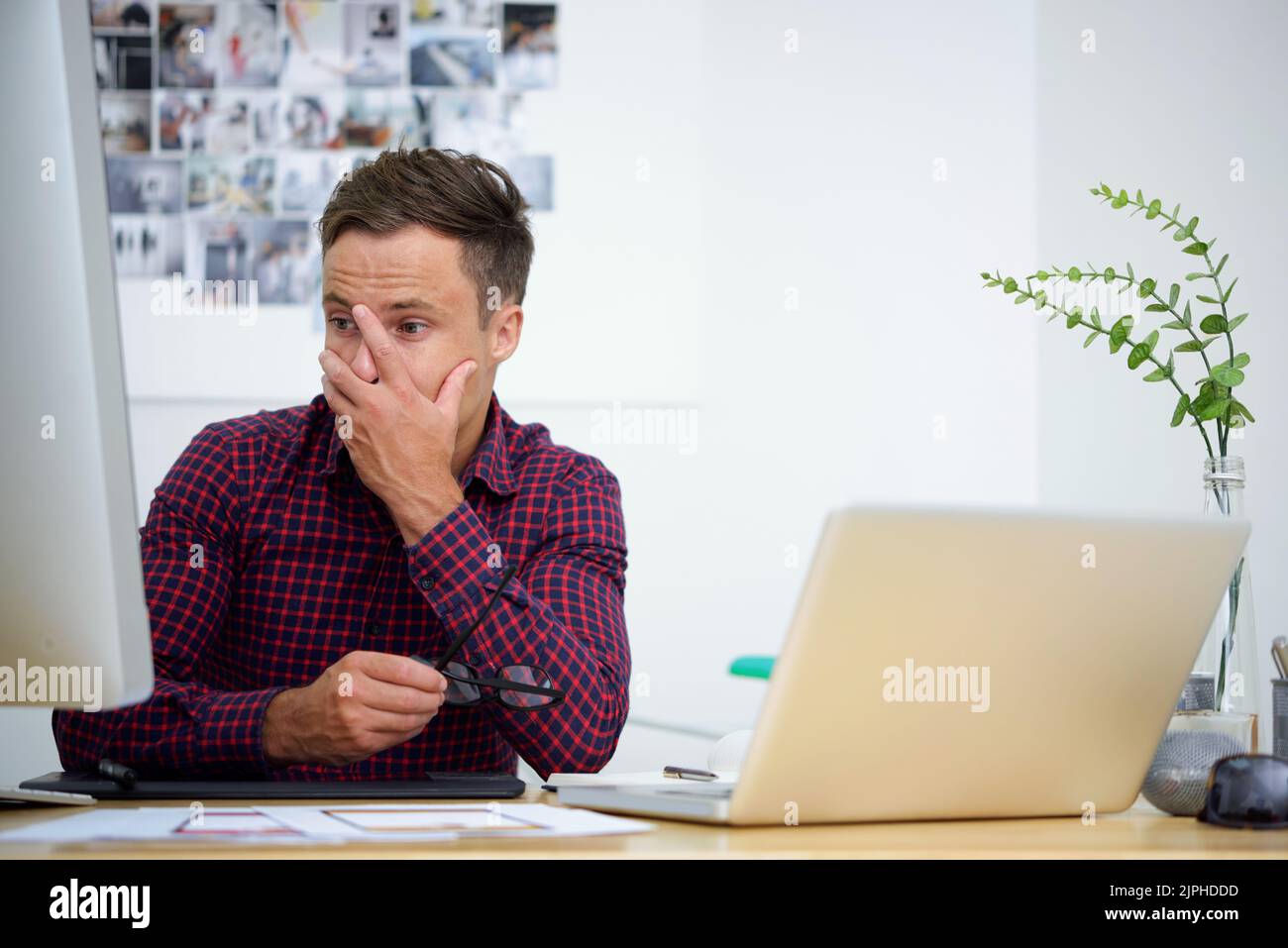 Emotional man reading showing news on computer screen Stock Photo - Alamy