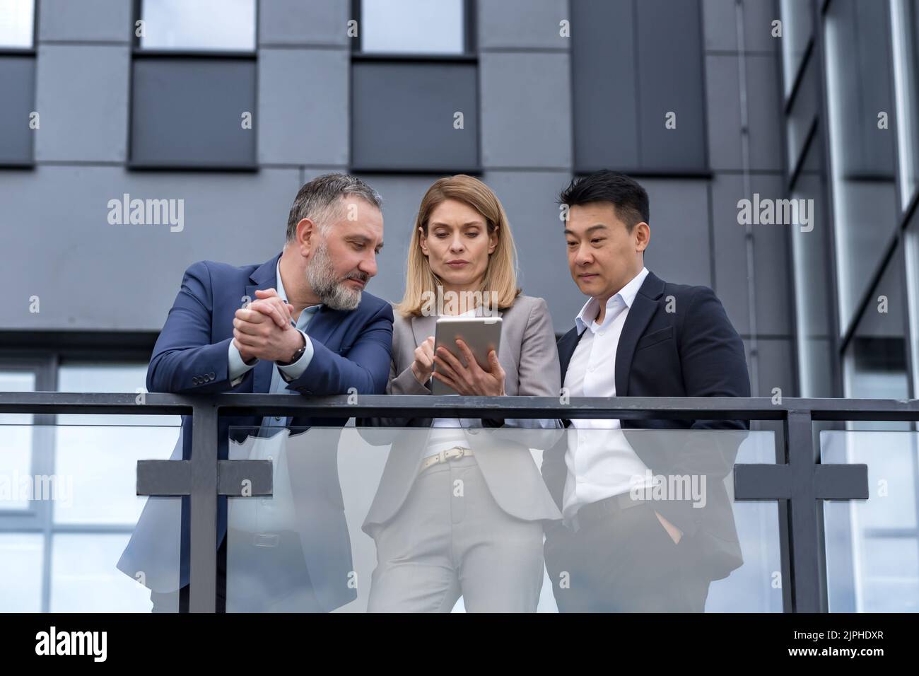 Group of diverse people outside hi-res stock photography and images - Alamy