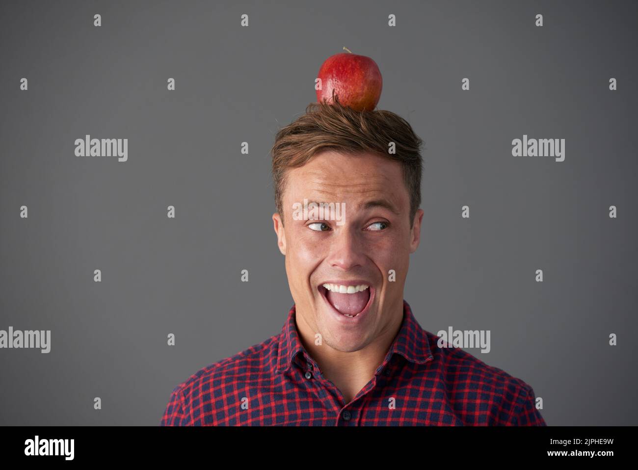Man with apple on head hi-res stock photography and images - Alamy