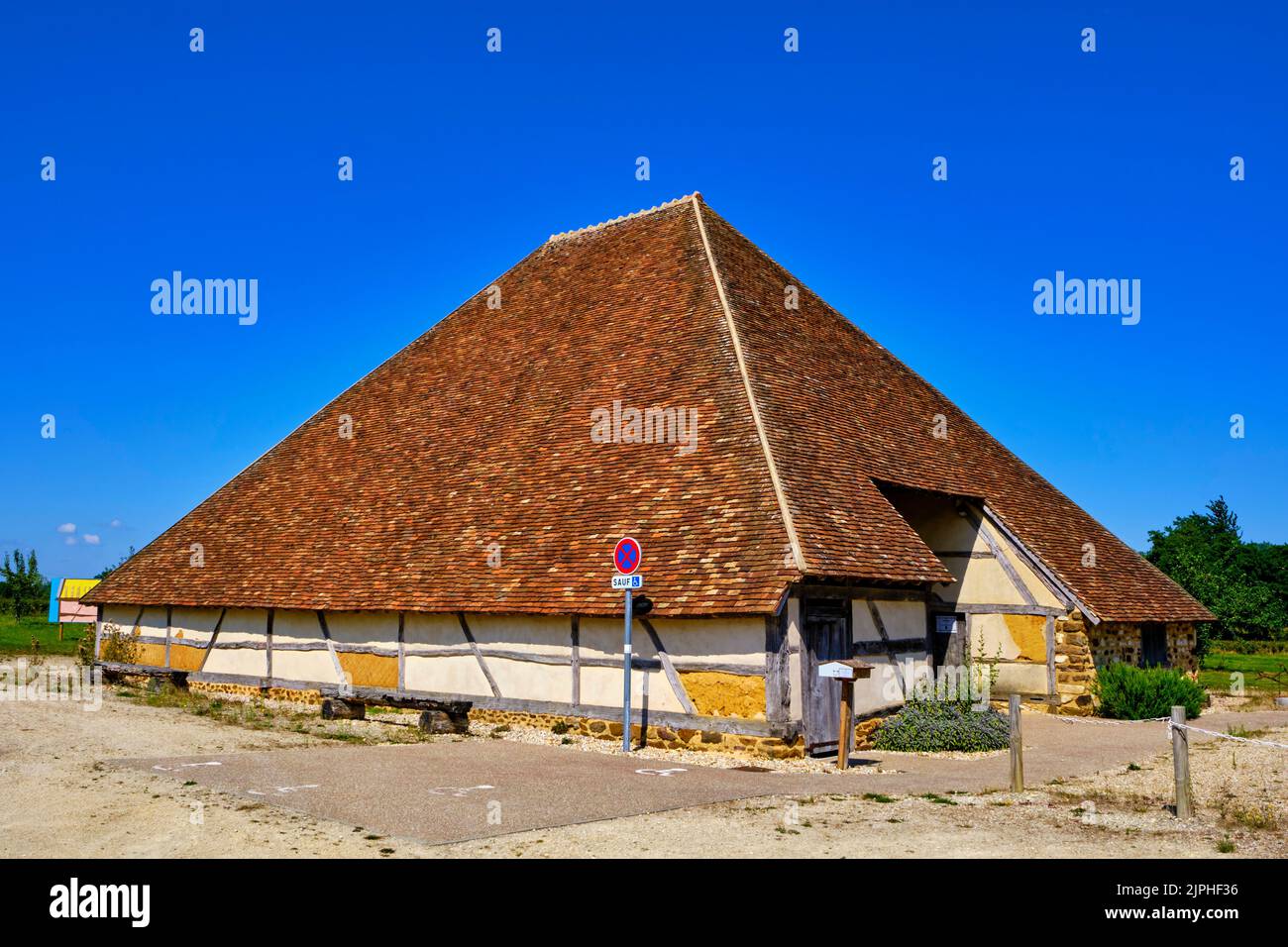 France, Cher (18), Berry, Vailly sur Sauldre, grange pyramidale typique ...