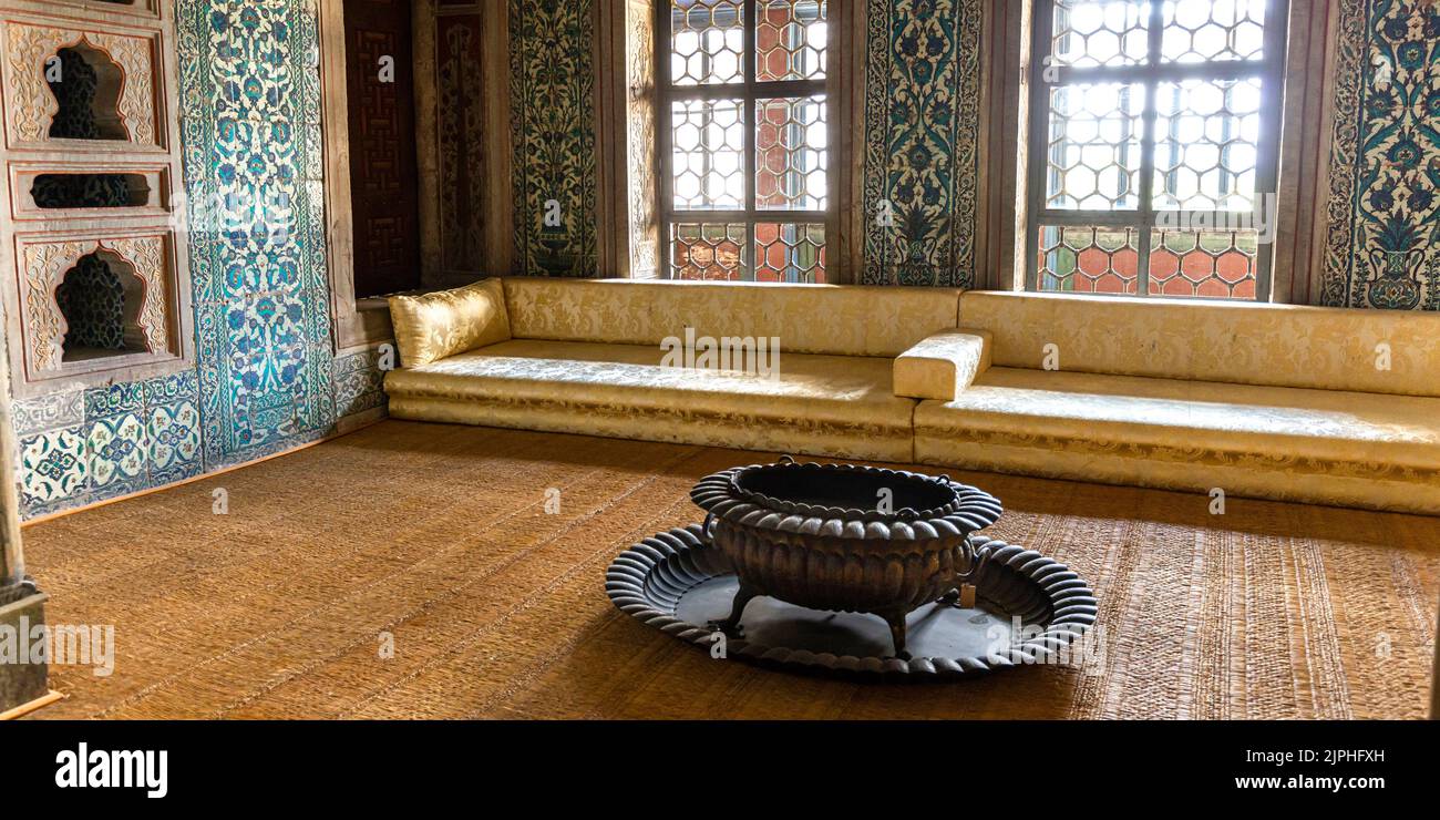 Topkapi palace interior imperial hi-res stock photography and images ...