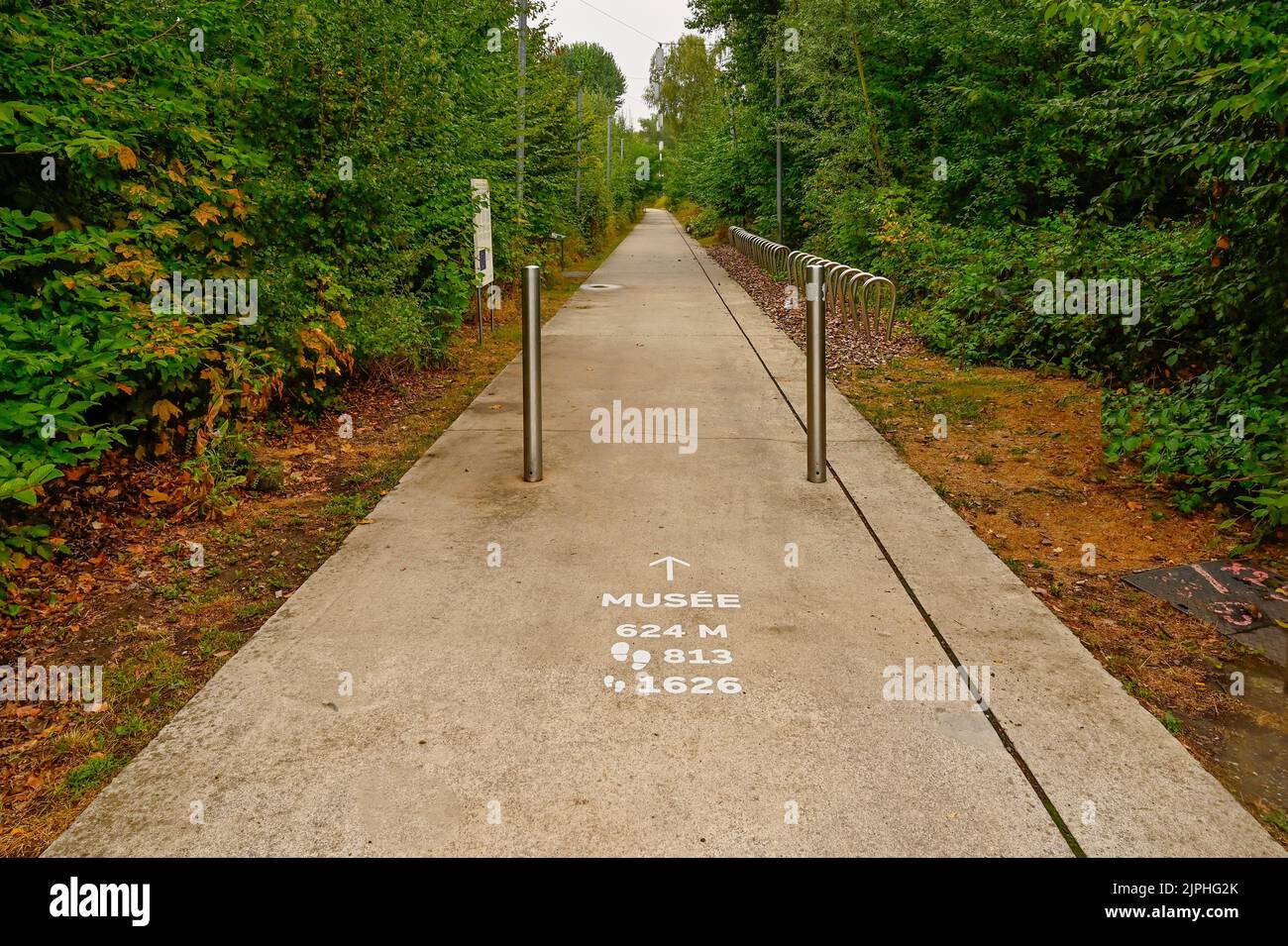 The access ways to the Louvre-Lens clearly indicate distancess for ...