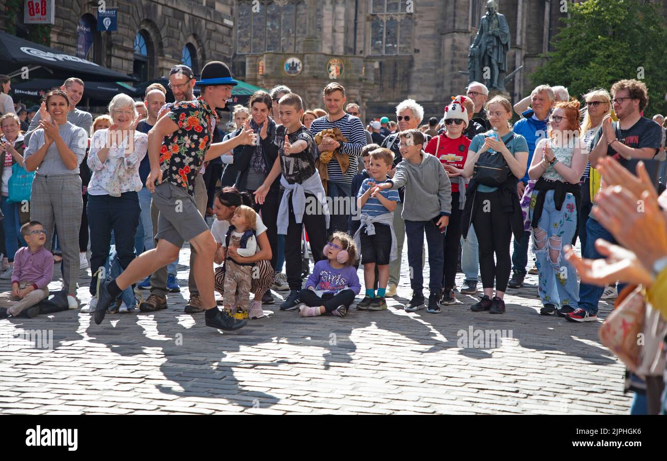 Edinburgh Festival Fringe, juggler, 2022, Edinburgh Royal Mile Stock ...