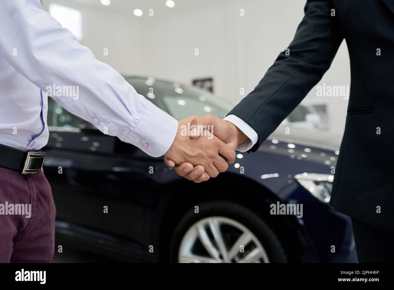 Customer and seller shaking hands to confirm a deal Stock Photo - Alamy