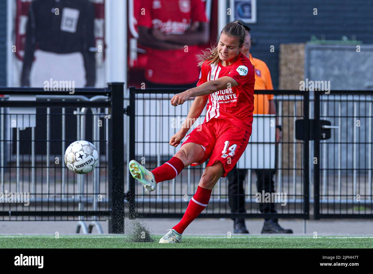 ENSCHEDE, THE NETHERLANDS - AUGUST 18: Kayleigh van Dooren of FC Twente ...